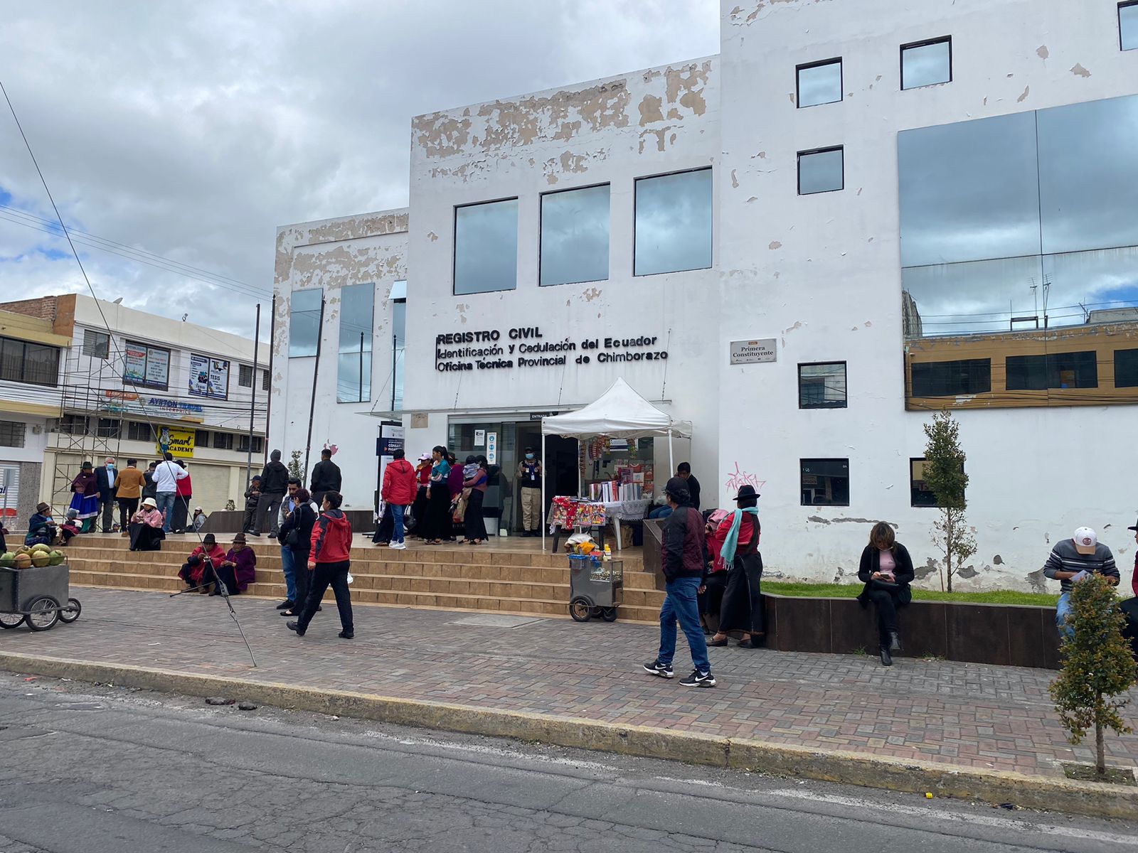 Largas colas para cedulación en Registro Civil de Riobamba