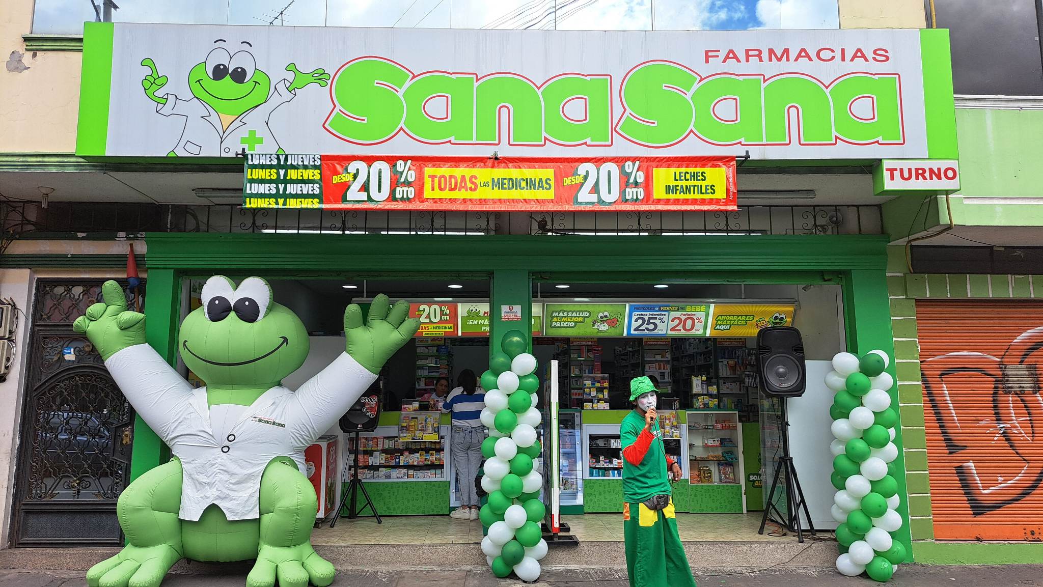 Farmacia “SanaSana” apertura nuevo local en Riobamba